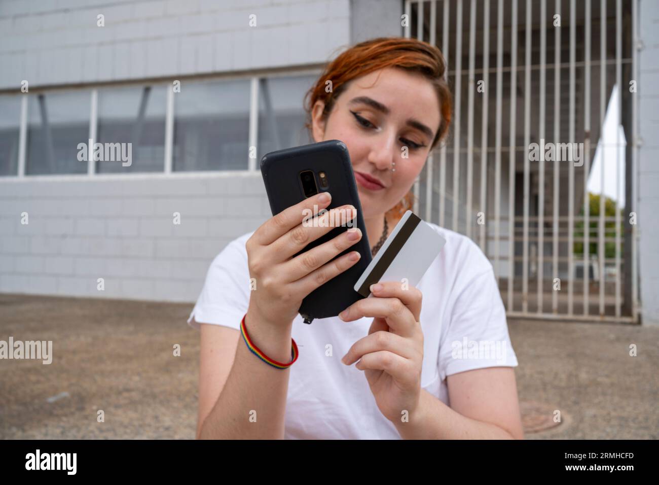 Credit card woman smartphone hi-res stock photography and images - Alamy