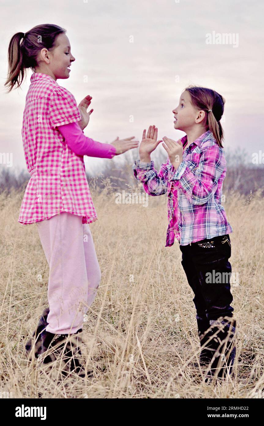 Sisters that look alike hi-res stock photography and images - Alamy
