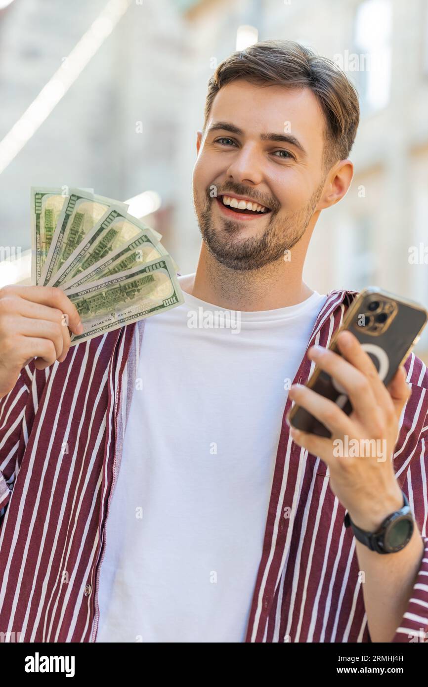 Man on city street counting hi-res stock photography and images - Alamy