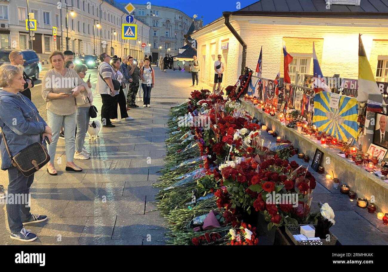 Moskau, Russia. 28th Aug, 2023. People stand in front of burning ...