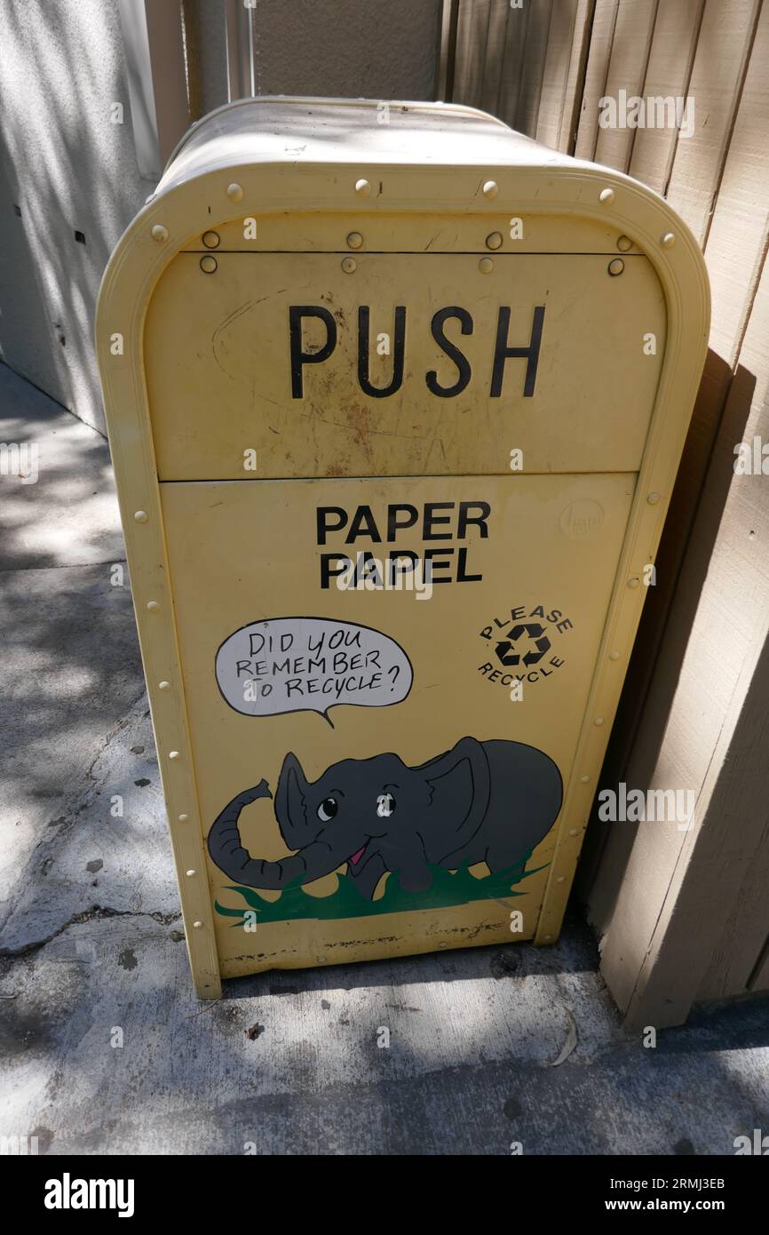 Los Angeles, California, USA 28th August 2023 Recycle and Elephant on ...