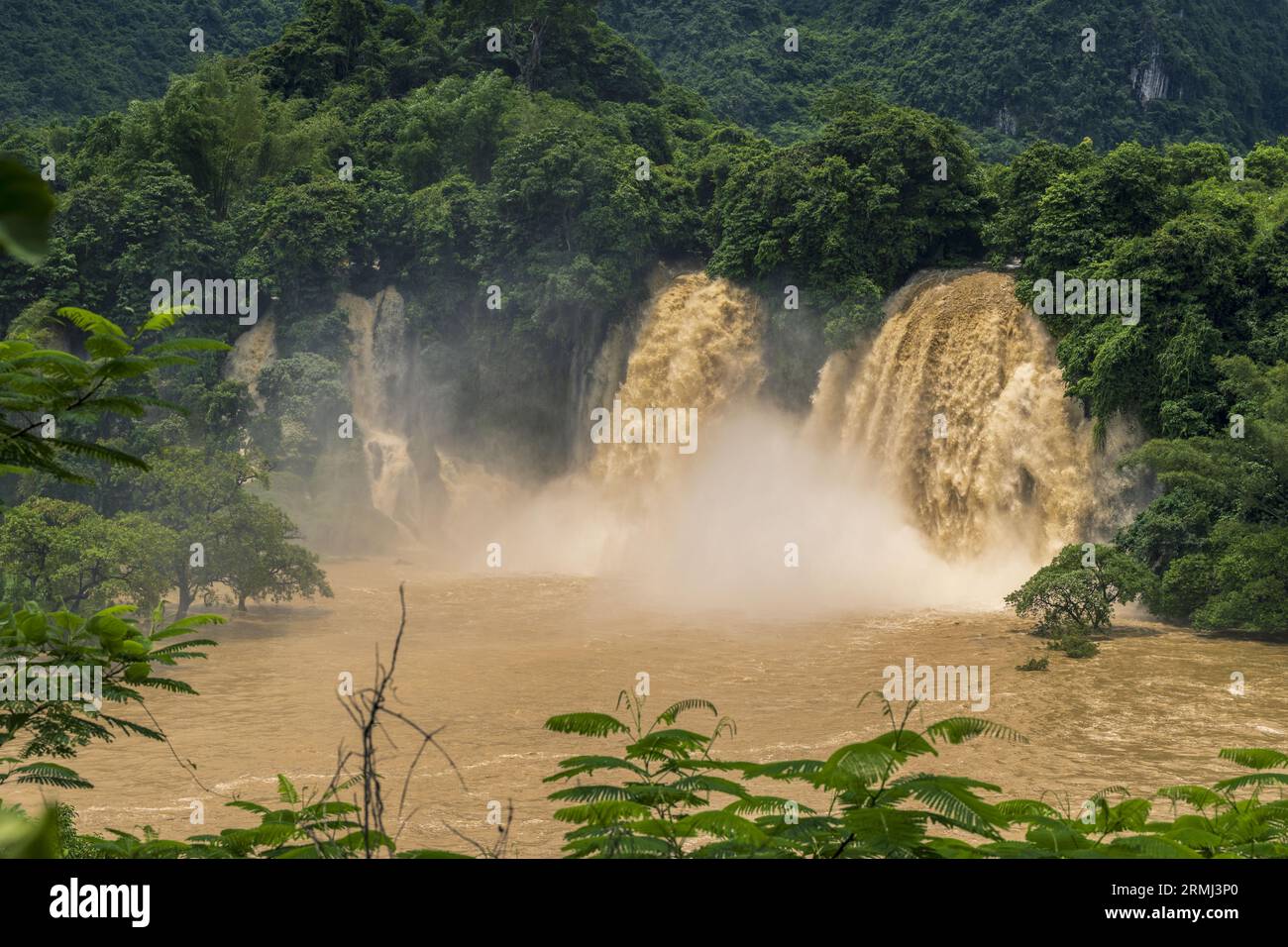 Aerial photo shows the Detian Transnational Waterfall Scenic Area in ...
