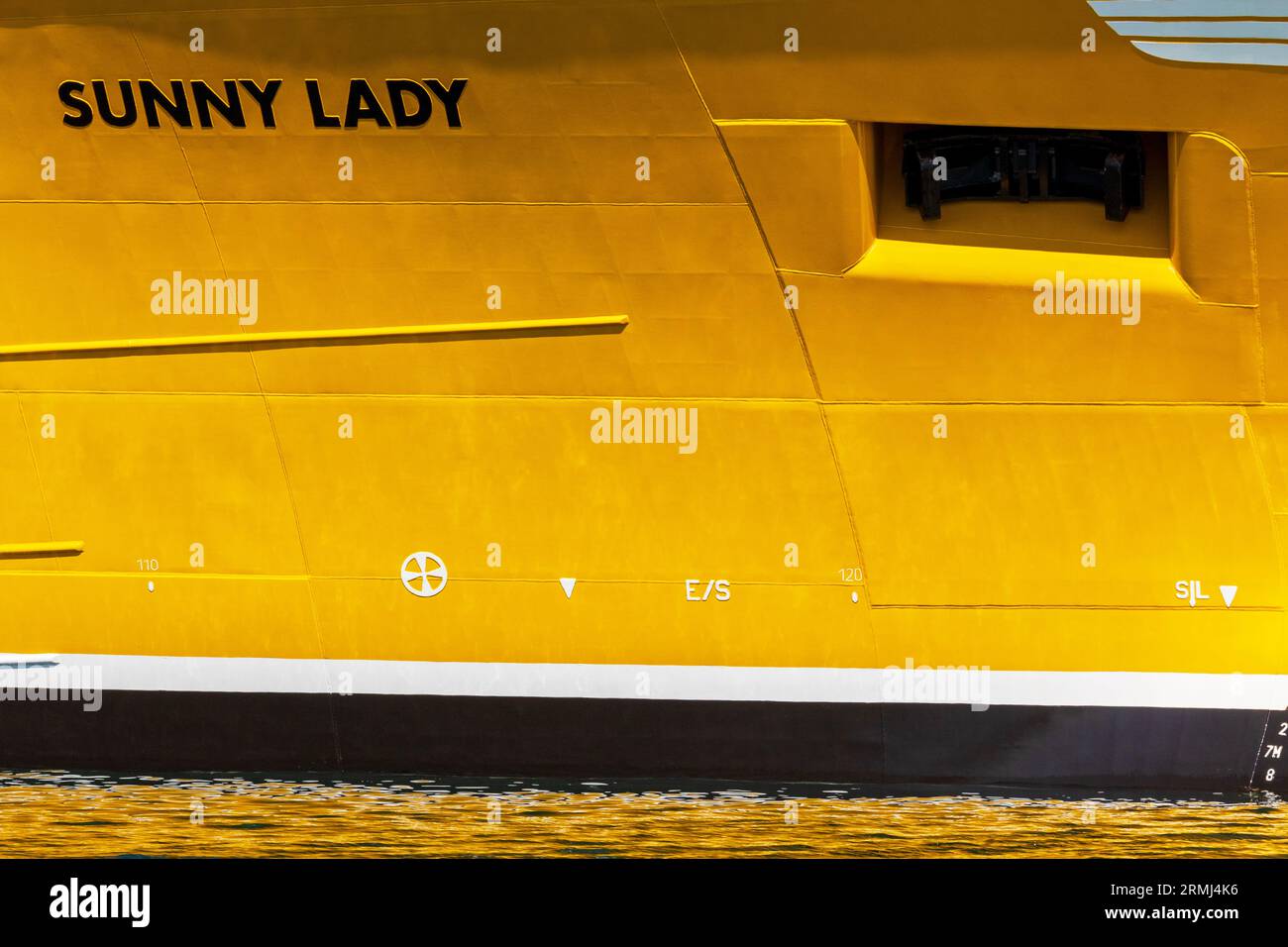 Lady fishing hi-res stock photography and images - Alamy
