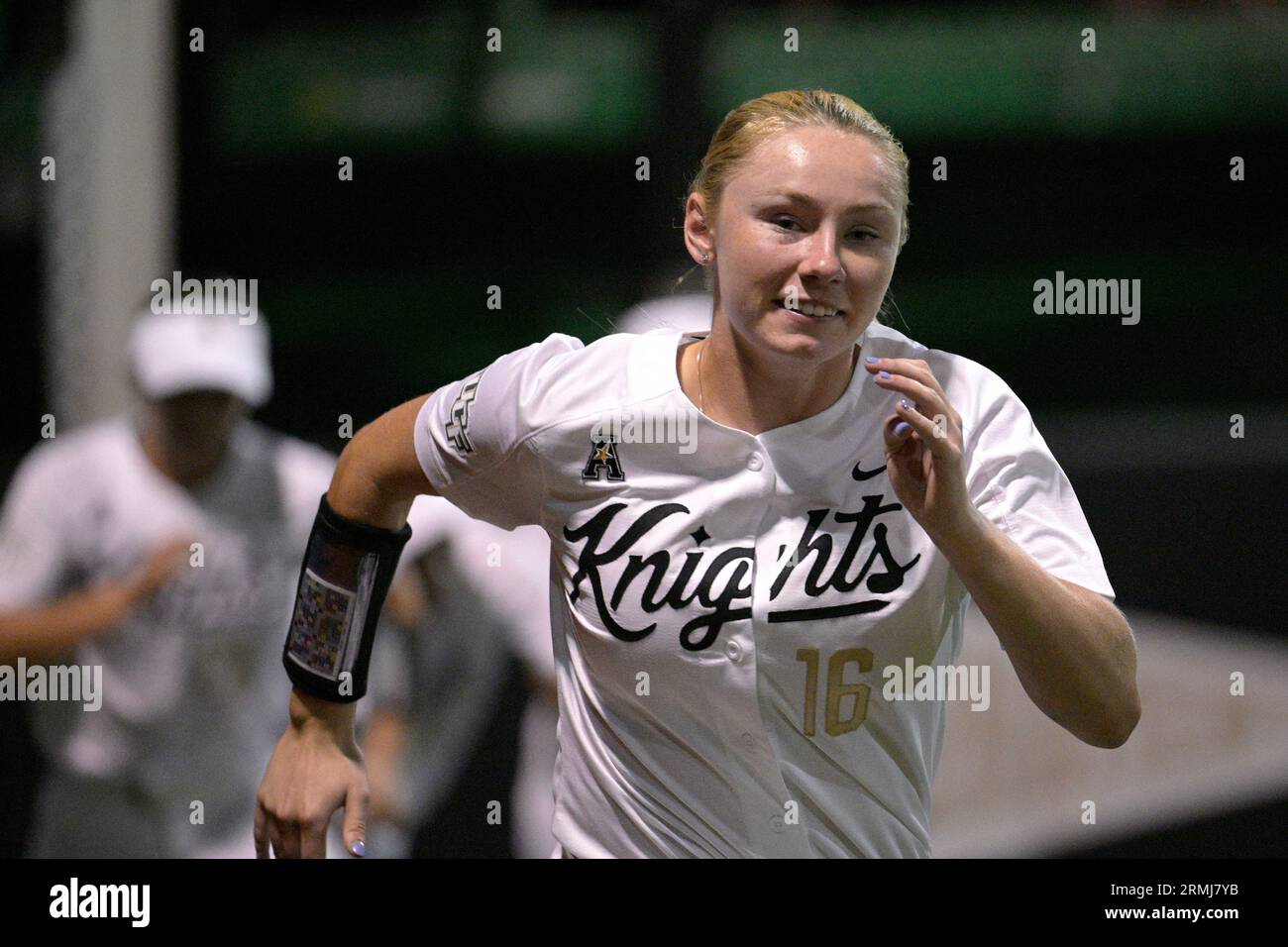 Central Florida's Olivia Elliott (16) runs between innings during an ...
