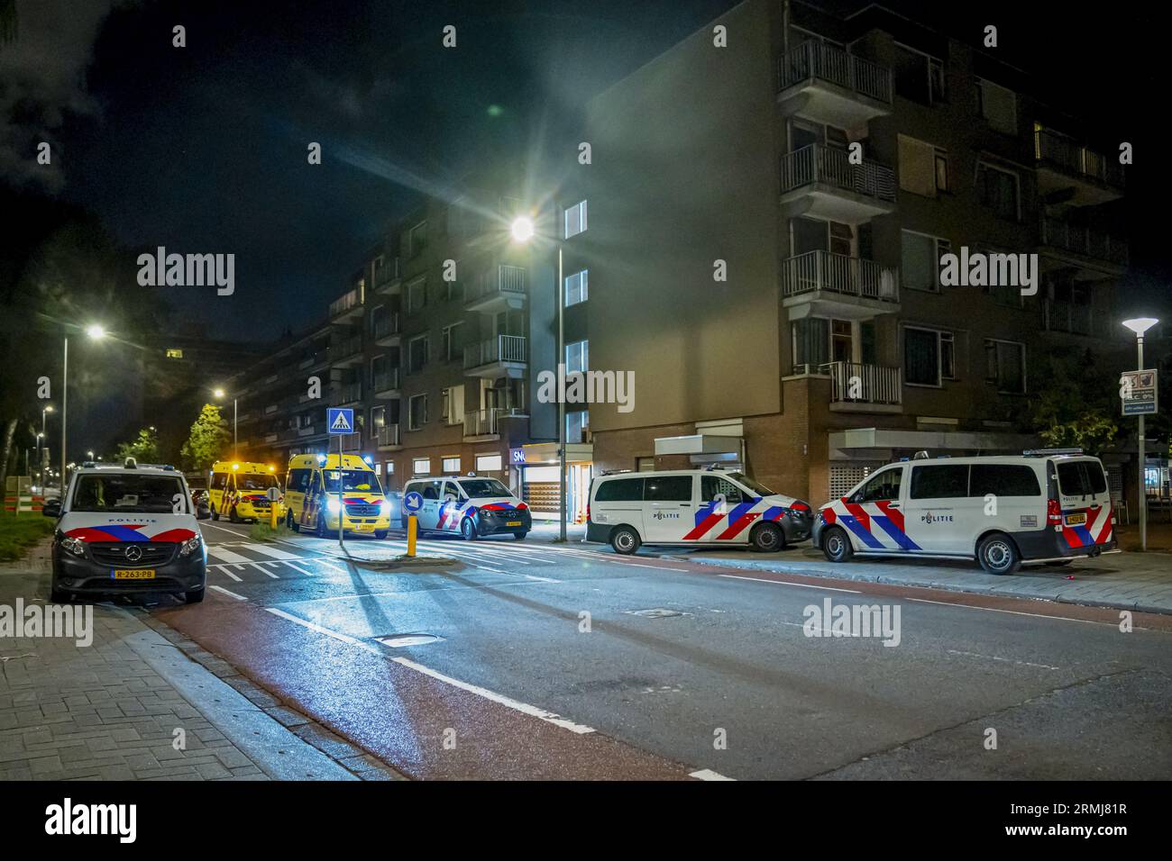 ROTTERDAM - Emergency services in Hoogvliet where a man was shot dead ...