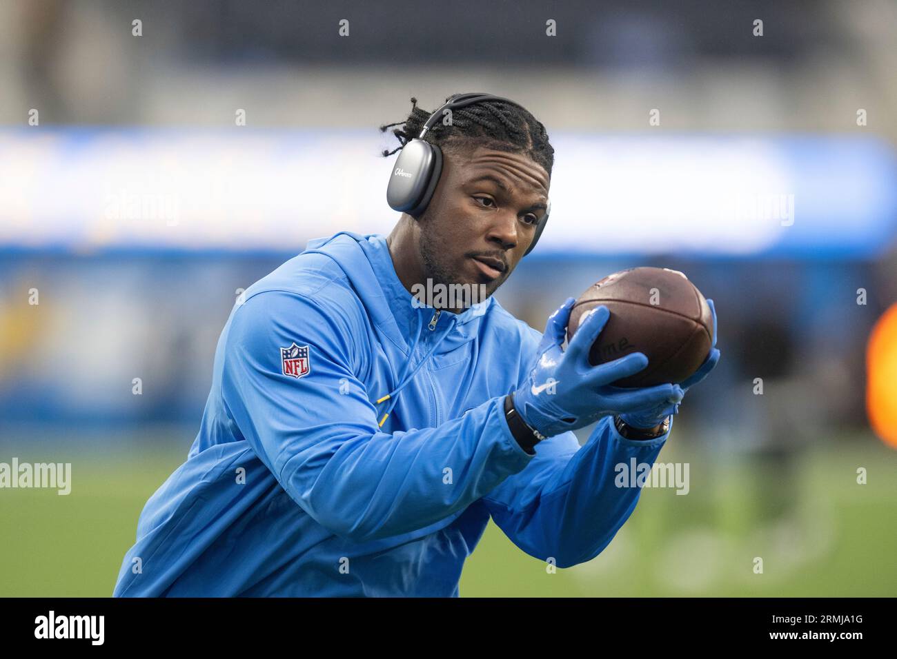 Los Angeles Chargers tight end Tre' McKitty (88) catches the ball ...