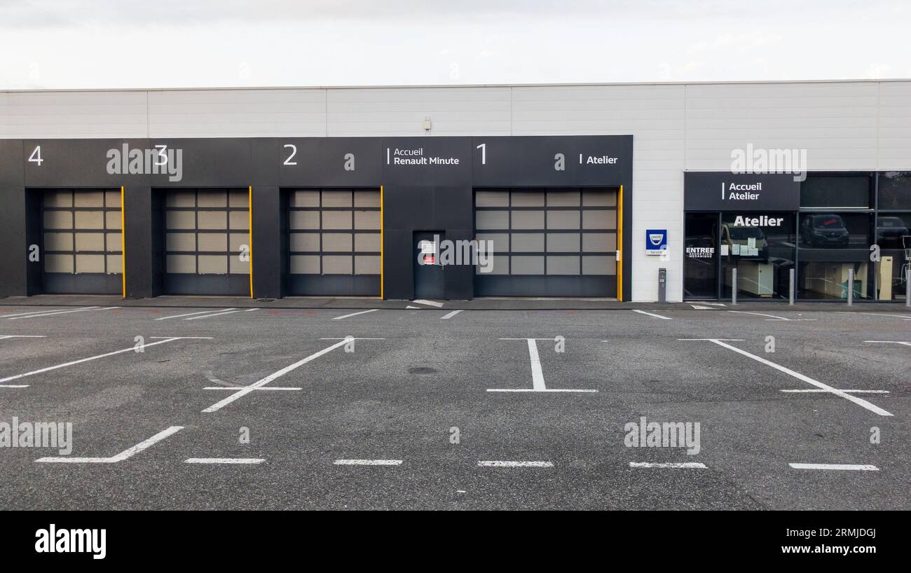 Atelier automobile hi-res stock photography and images - Alamy