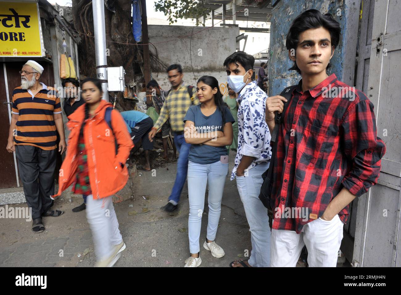 INDIA. MAHARASHTRA. MUMBAI. (BOMBAY) YOUNG PEOPLE Stock Photo - Alamy