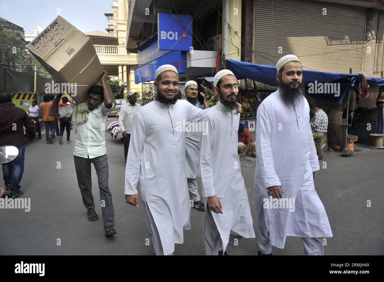 INDIA. MAHARASHTRA. MUMBAI. (BOMBAY) MUSLIMS MEN WEARING JELLABAH Stock ...