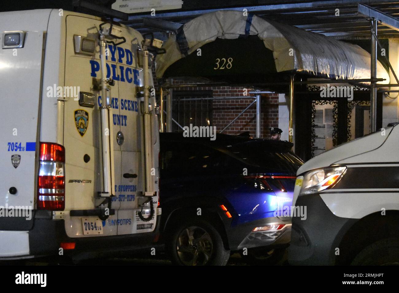 Crime scene investigators and New York City medical examiner's office ...