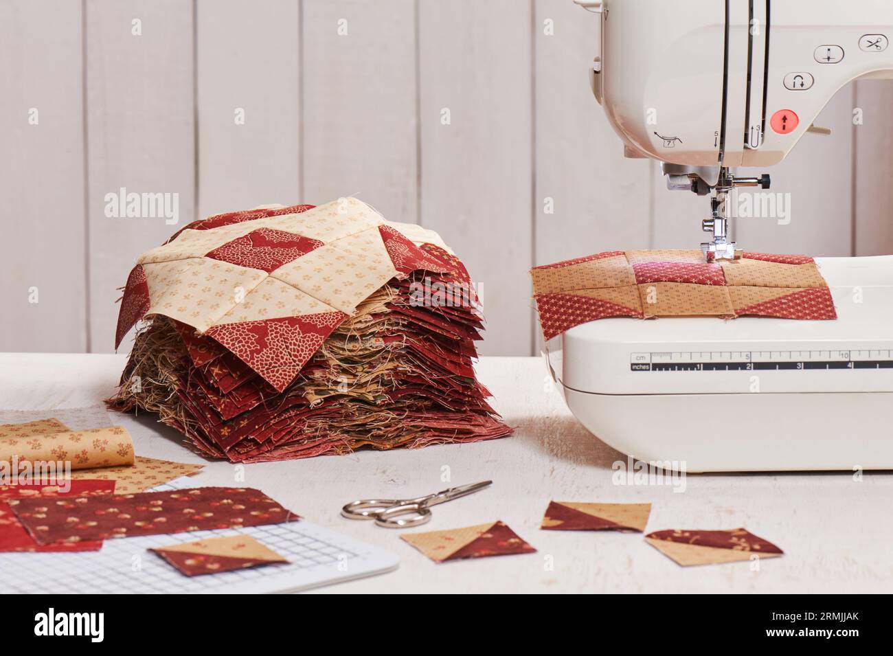 Quilt blocks sewing with an electric sewing machine, pile ready blocks ...