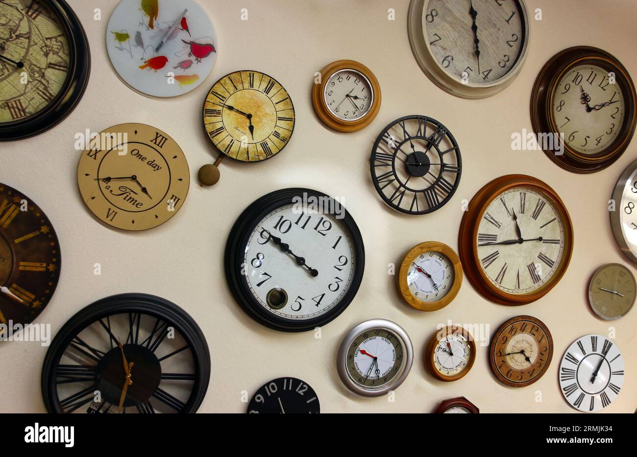 Real clocks hi-res stock photography and images - Alamy