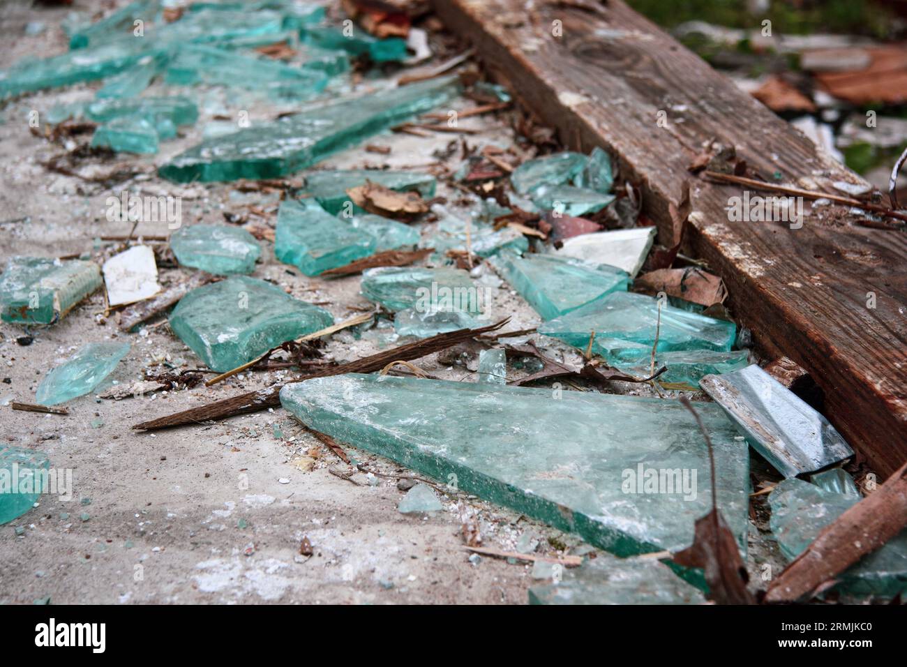 Caution with sharp edges hi-res stock photography and images - Alamy