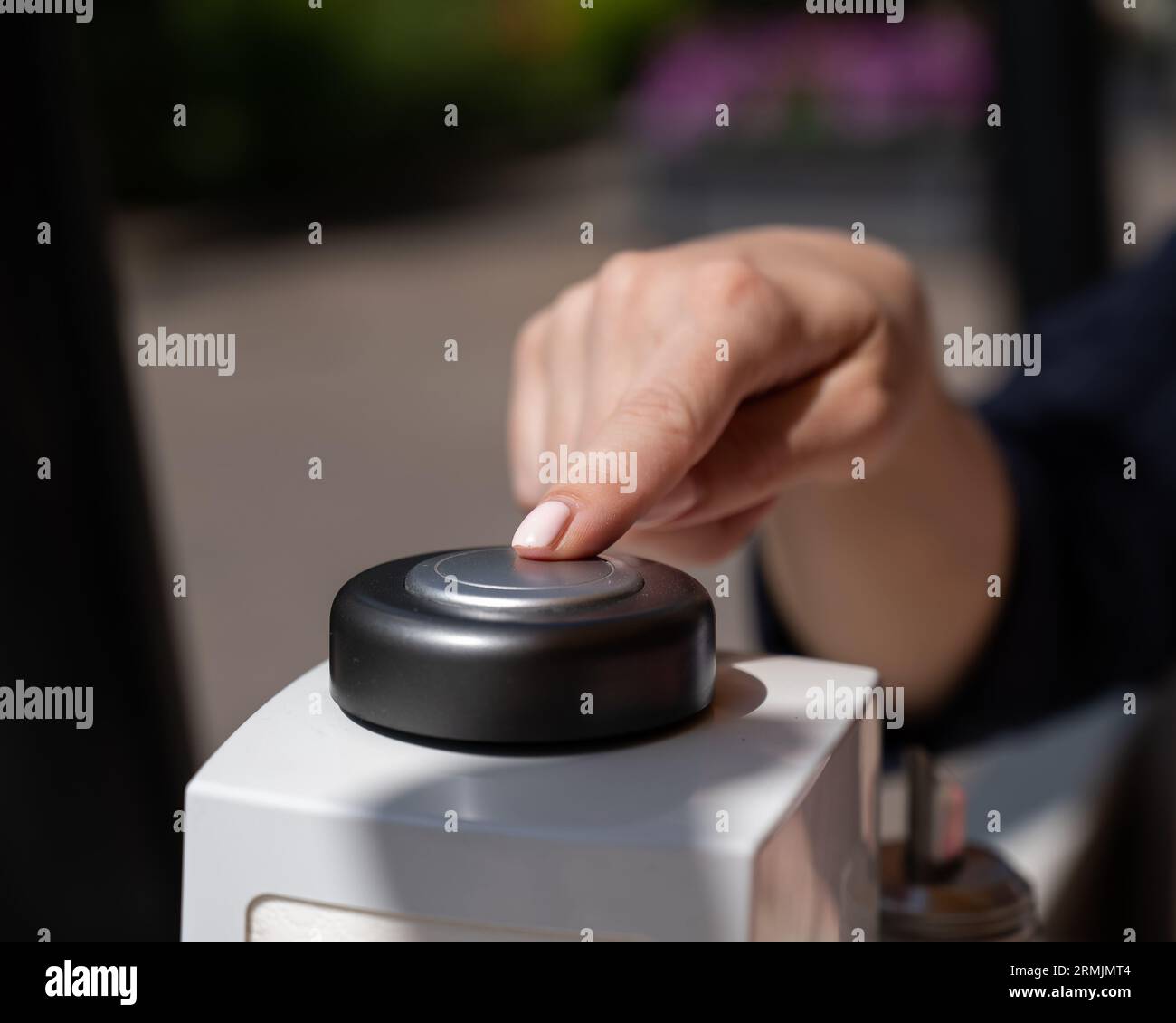 Restaurant signal waiter hi-res stock photography and images - Alamy