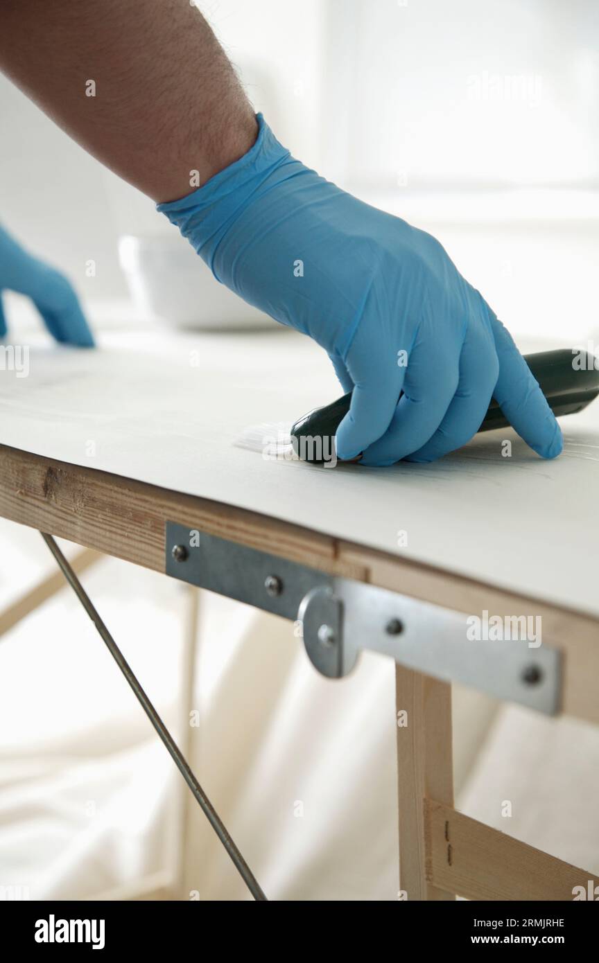 Wallpaper paste hi-res stock photography and images - Alamy