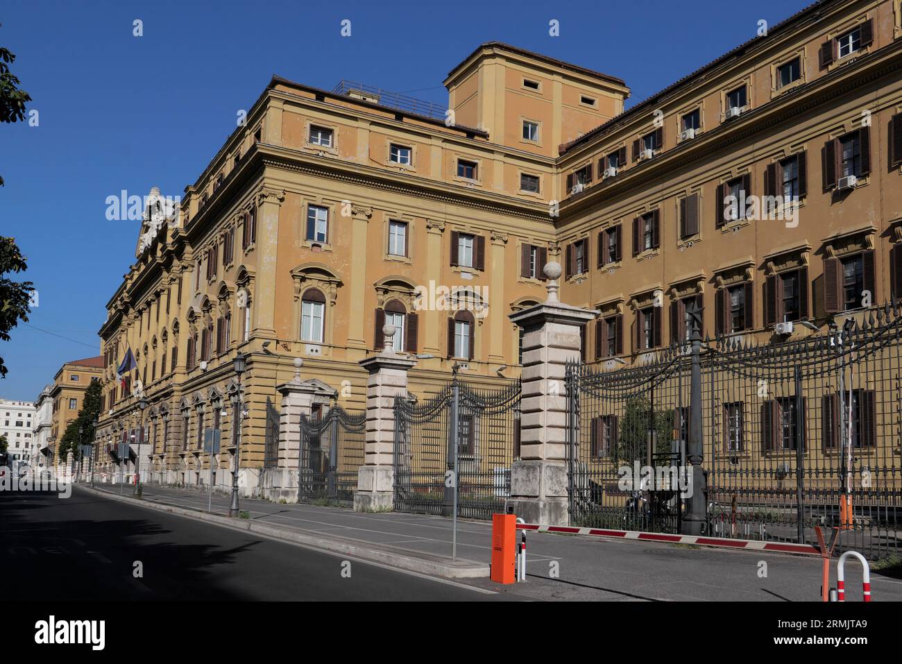 AN EXTERNAL VIEW OF THE MINISTRY OF FINANCE Stock Photo - Alamy