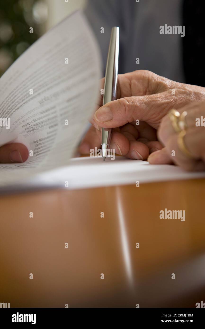 Woman signing contract close up hands hi-res stock photography and ...
