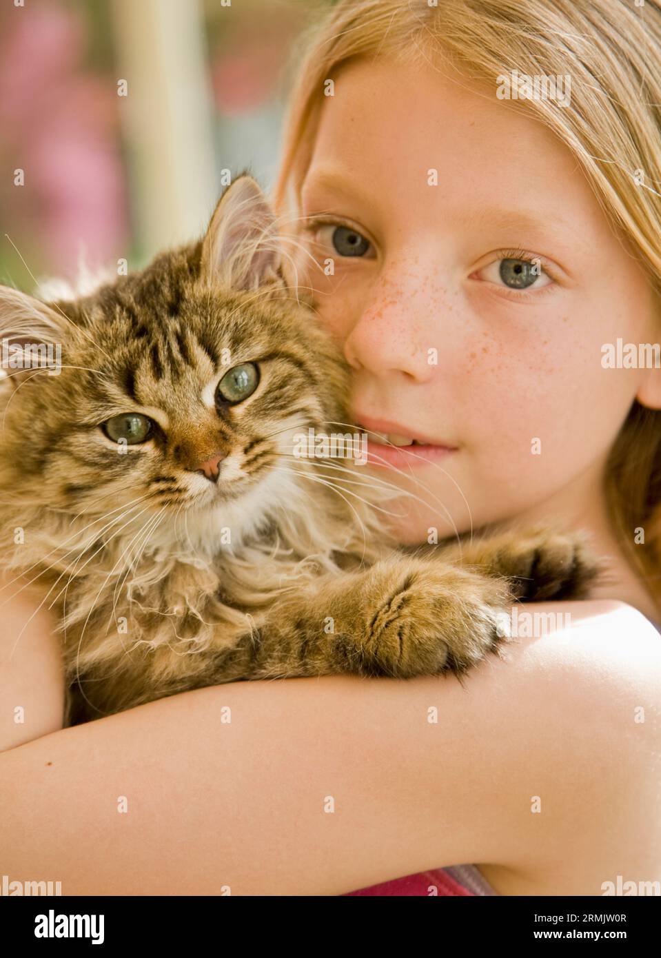 Girl years cuddling kitten portrait hi-res stock photography and images ...
