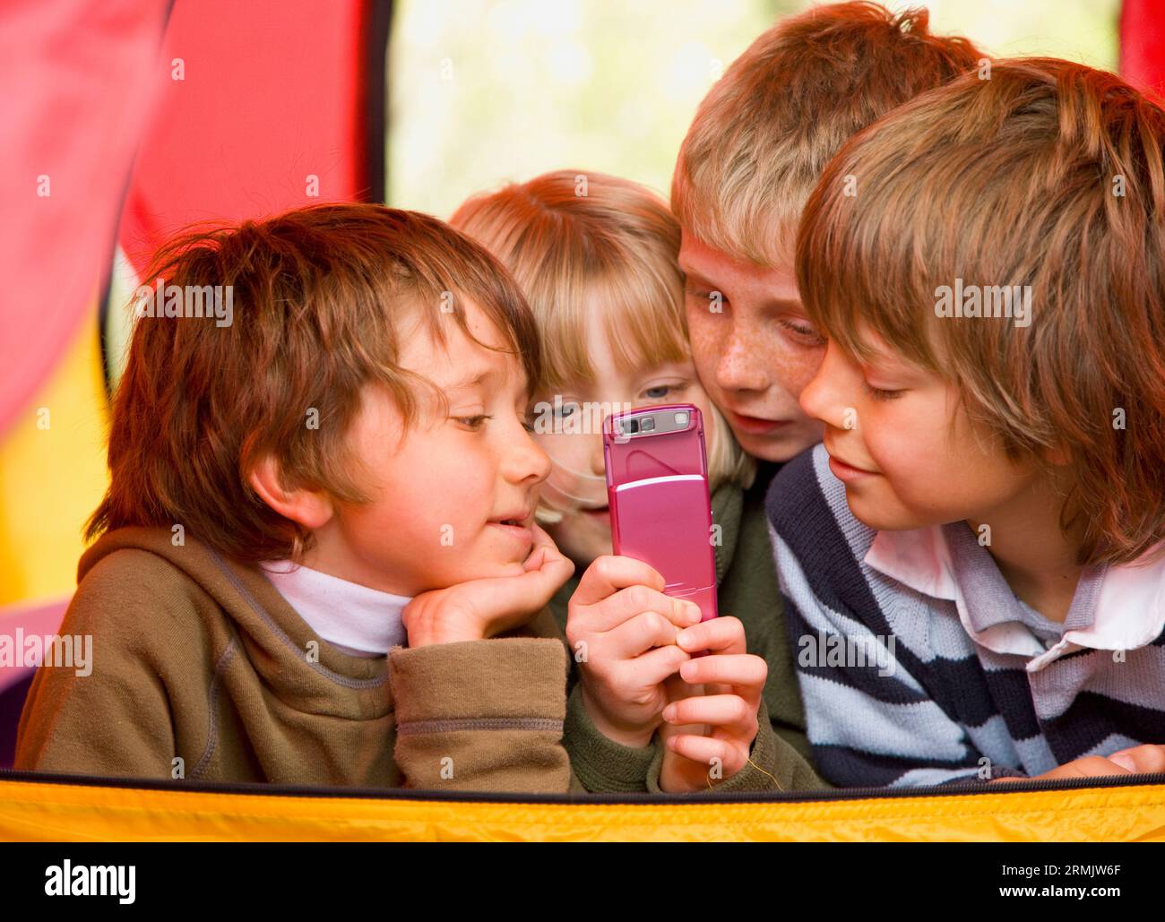 Children text messaging hi-res stock photography and images - Alamy