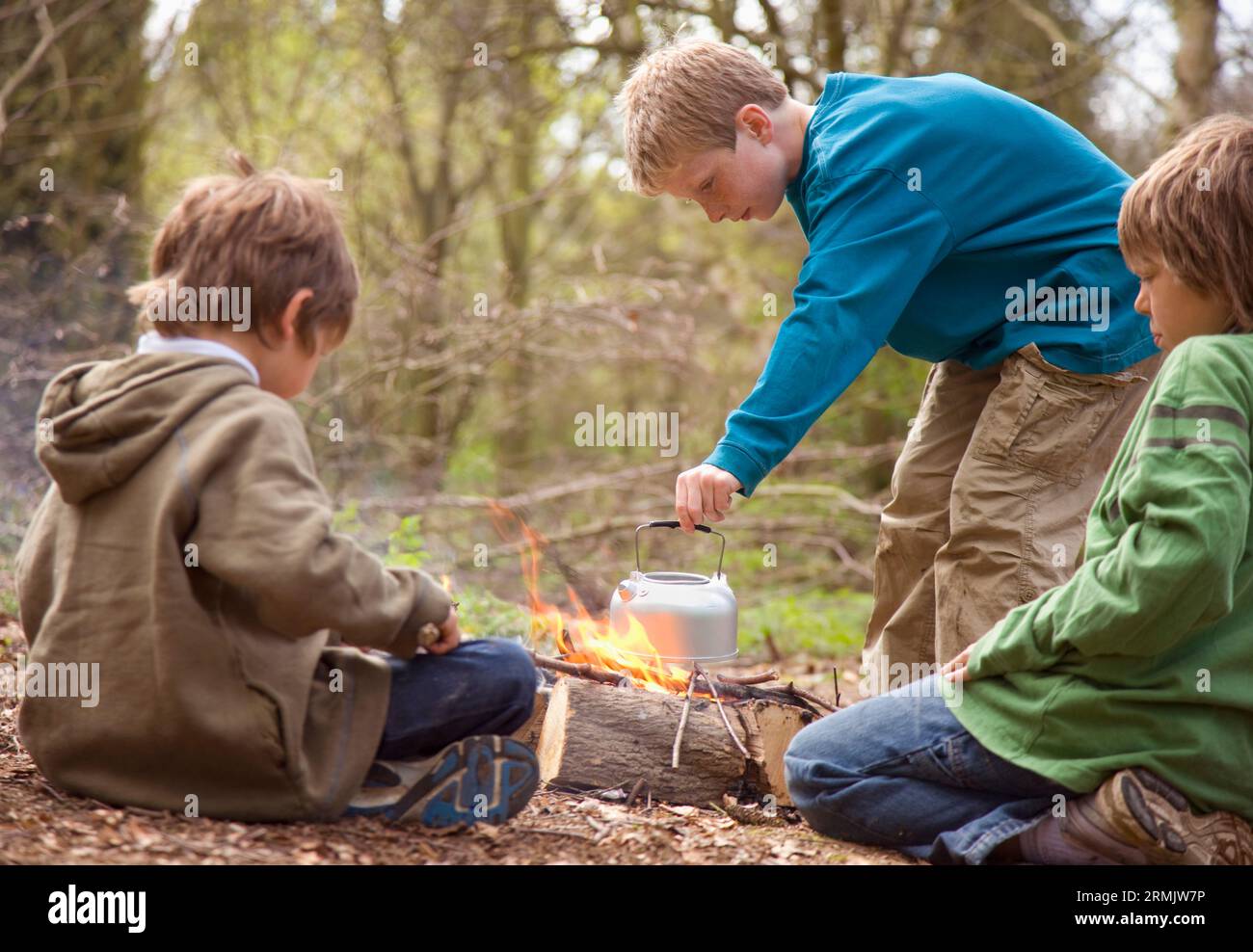 Children around a campfire hi-res stock photography and images - Alamy