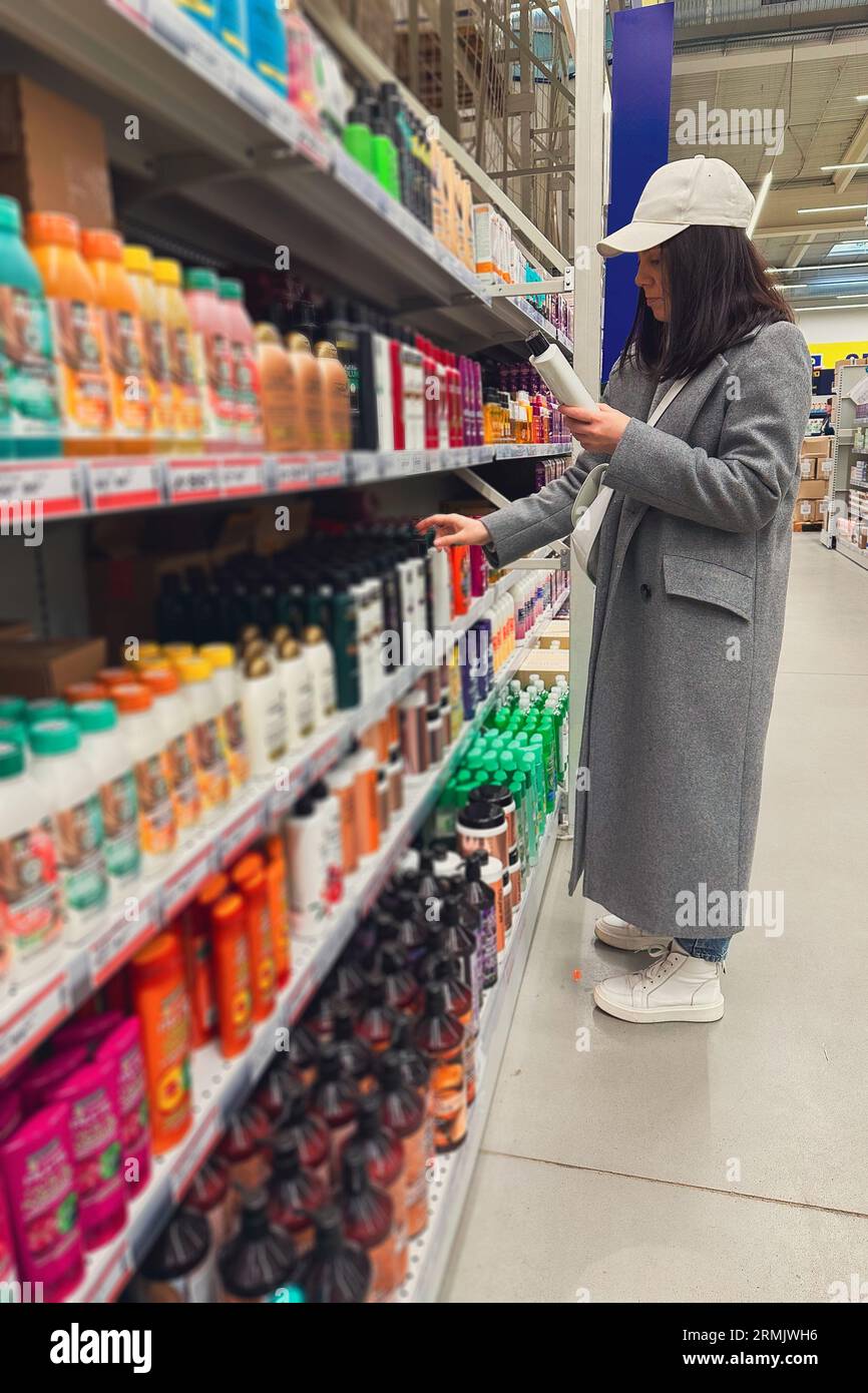 Grocery store shelf shampoo hi-res stock photography and images - Alamy