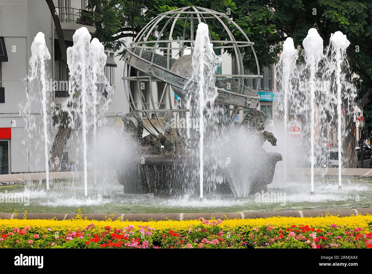 A magnificent fountain in the Rotunda do Infante roundabout, Funchal ...