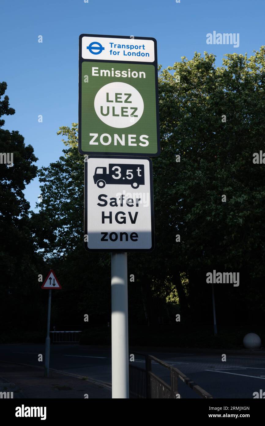 UXBRIDGE, LONDON, ENGLAND - 12 July 2023: Newly-installed ULEZ signage ...
