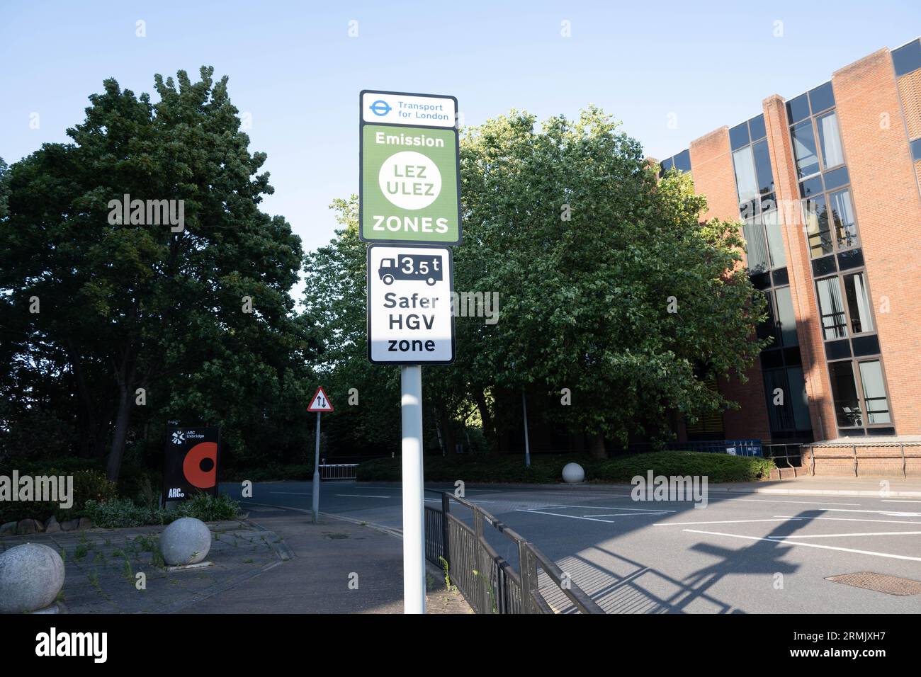 UXBRIDGE, LONDON, ENGLAND - 12 July 2023: Newly-installed ULEZ signage ...
