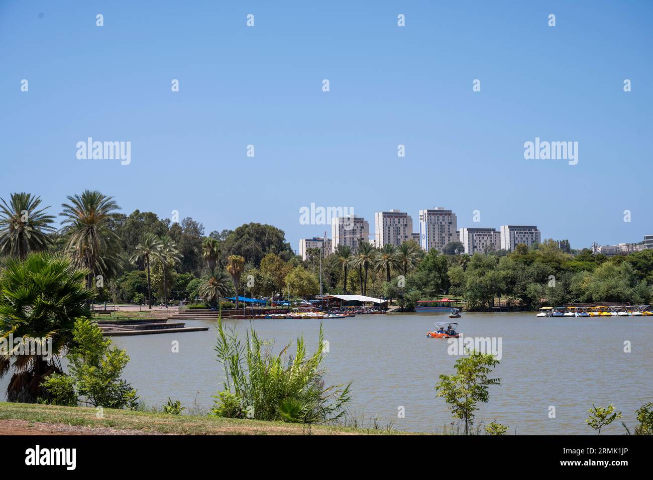 Yarkon River as it flows through Ganei Yehoshua Park in Tel Aviv ...