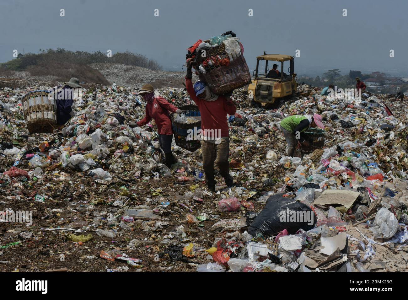 Landfills crane hi-res stock photography and images - Alamy