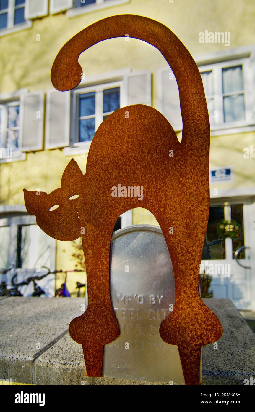 Cat figure with precious rust, art on the letterbox, Harlaching, Munich ...