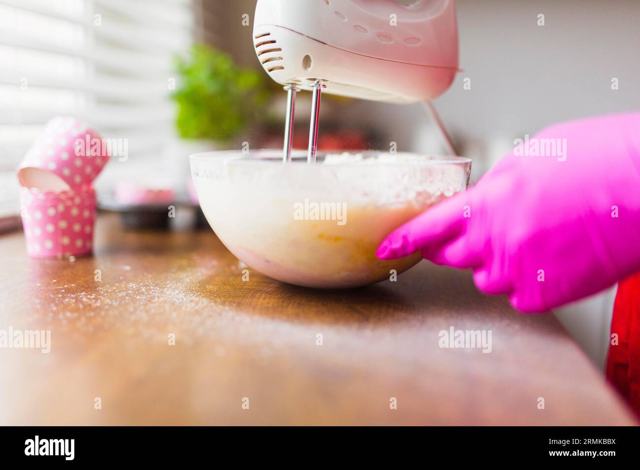 Hand mix hi-res stock photography and images - Alamy