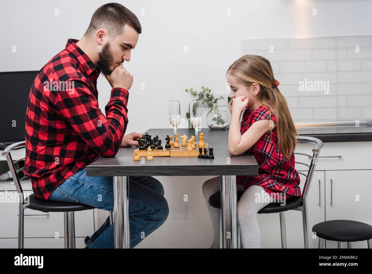 Father daughter playing chess fathers day Stock Photo - Alamy