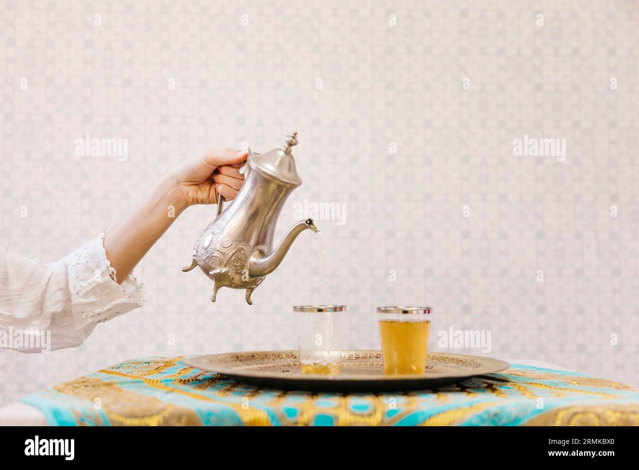 Hand pouring tea hi-res stock photography and images - Alamy