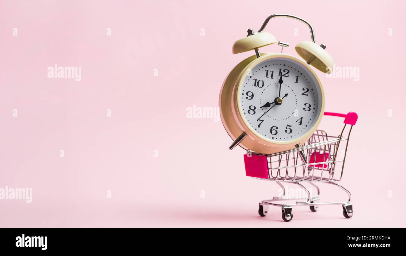 Antique clock shop hi-res stock photography and images - Alamy