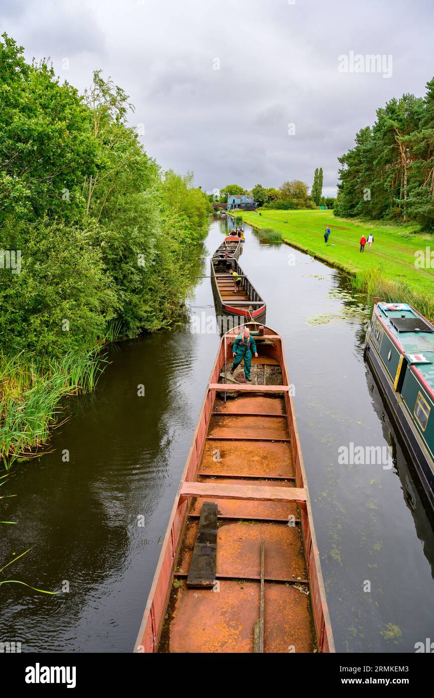 Line of cargo narrowboats hi-res stock photography and images - Alamy