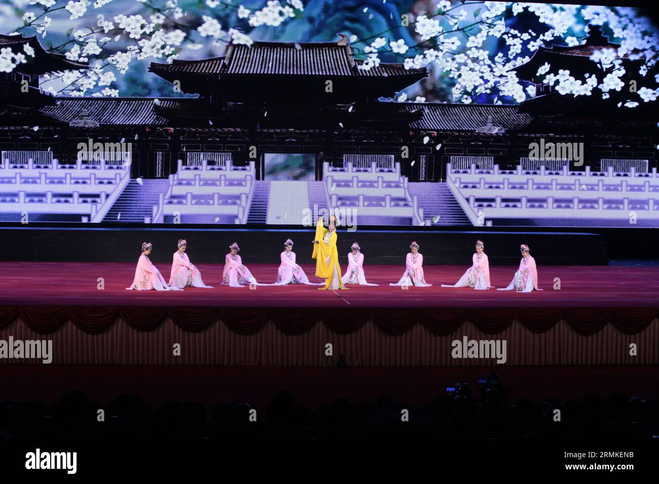 (230829) -- PHNOM PENH, Aug. 29, 2023 (Xinhua) -- Chinese artists ...