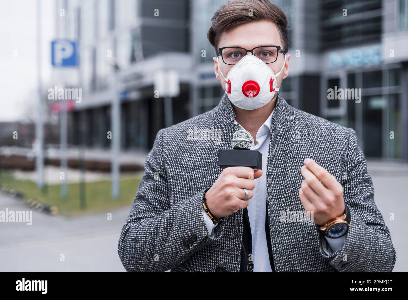 Journalist man mask hi-res stock photography and images - Alamy