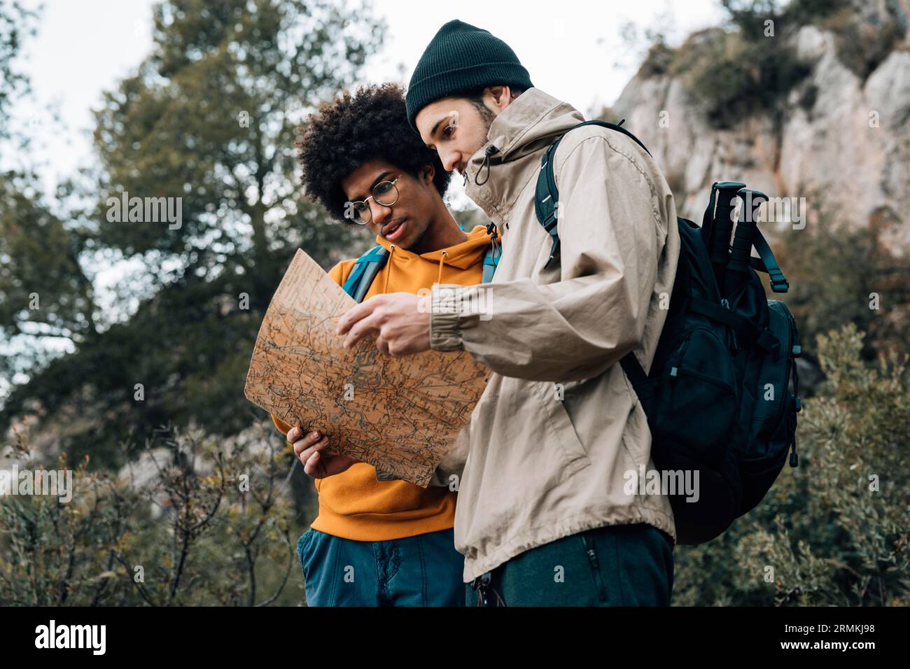Hiker reading map hi-res stock photography and images - Alamy