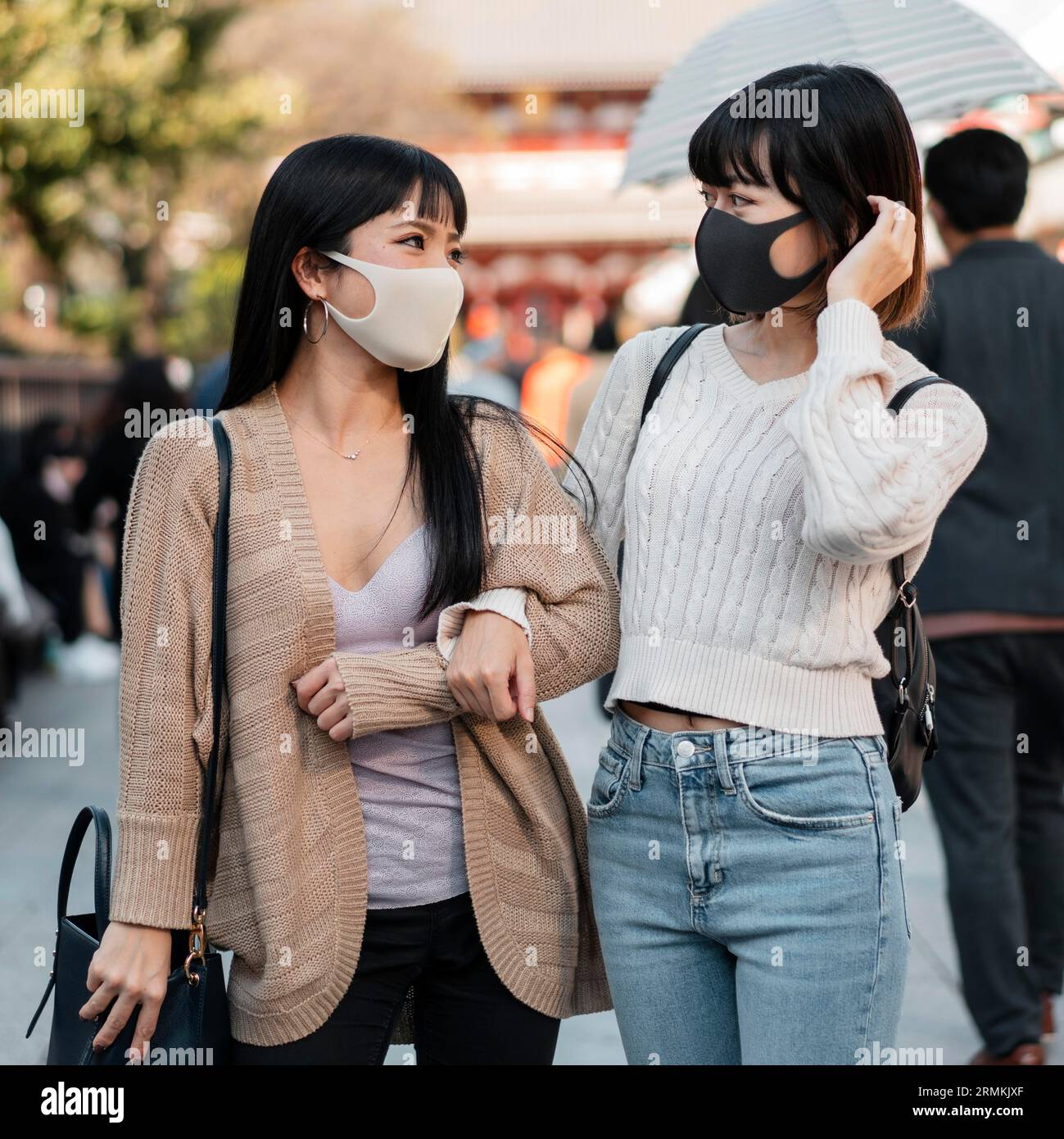 Pretty asian girls wearing face masks Stock Photo - Alamy