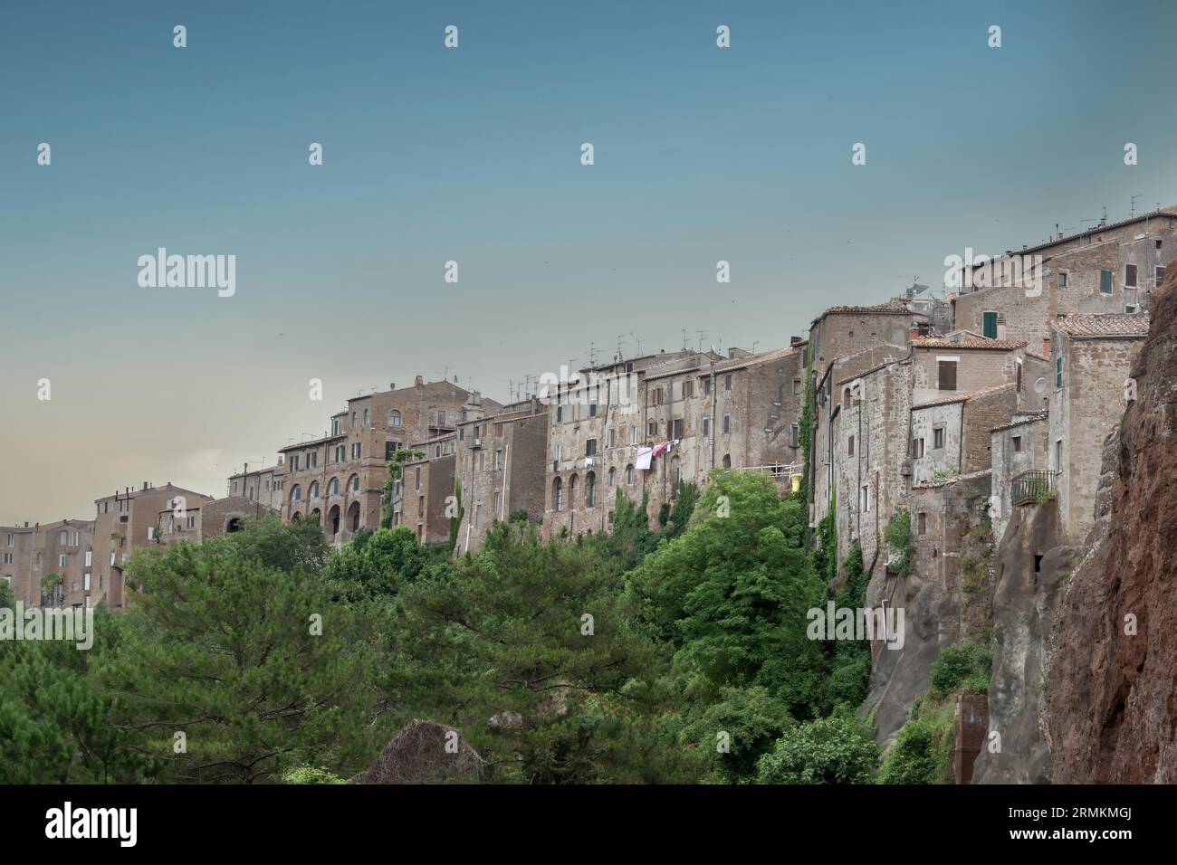 Italian city on a hill hi-res stock photography and images - Alamy
