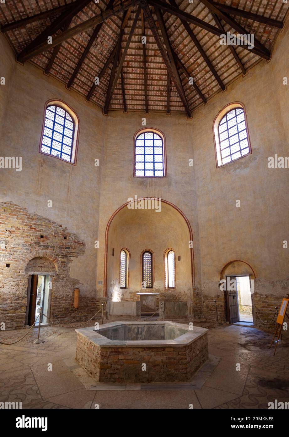 Font view hi-res stock photography and images - Alamy