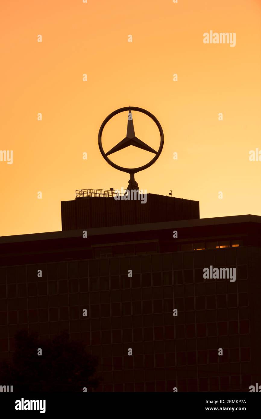 Mercedes star on Mercedes Benz branch in Stuttgart, after sunset, Baden ...