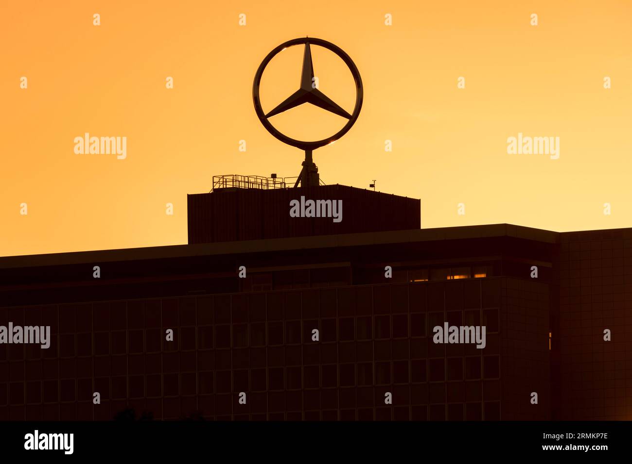 Mercedes star on Mercedes Benz branch in Stuttgart, after sunset, Baden ...