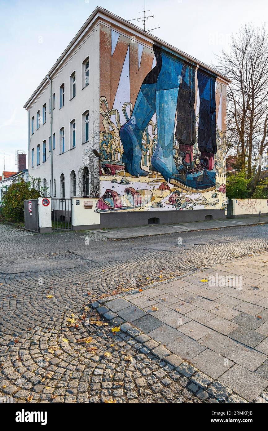 Facade with graffiti, nature is trampled, creative quarter in Dachauer ...