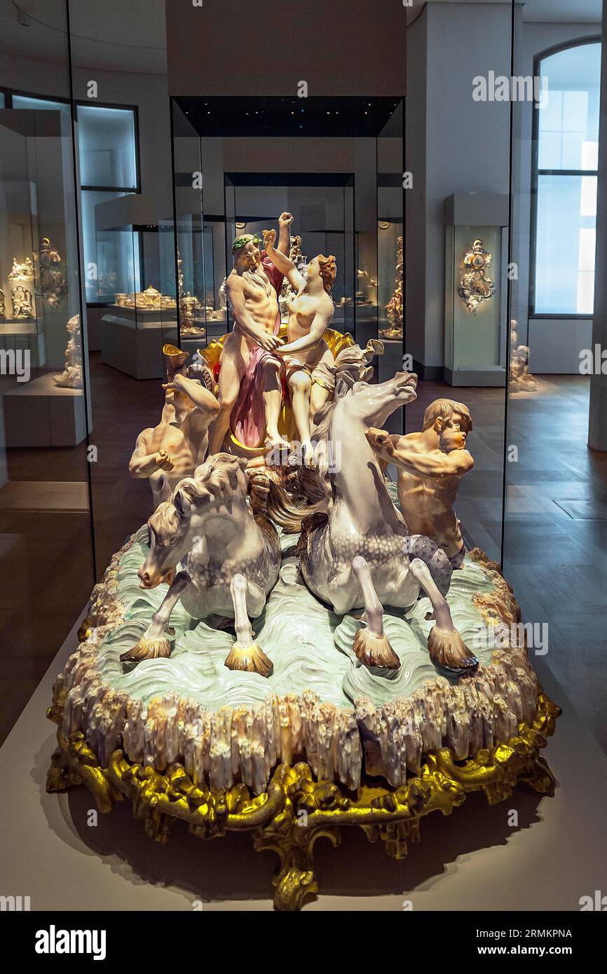 Table centrepiece with Neptune and Amphitrite in a shell carriage ...