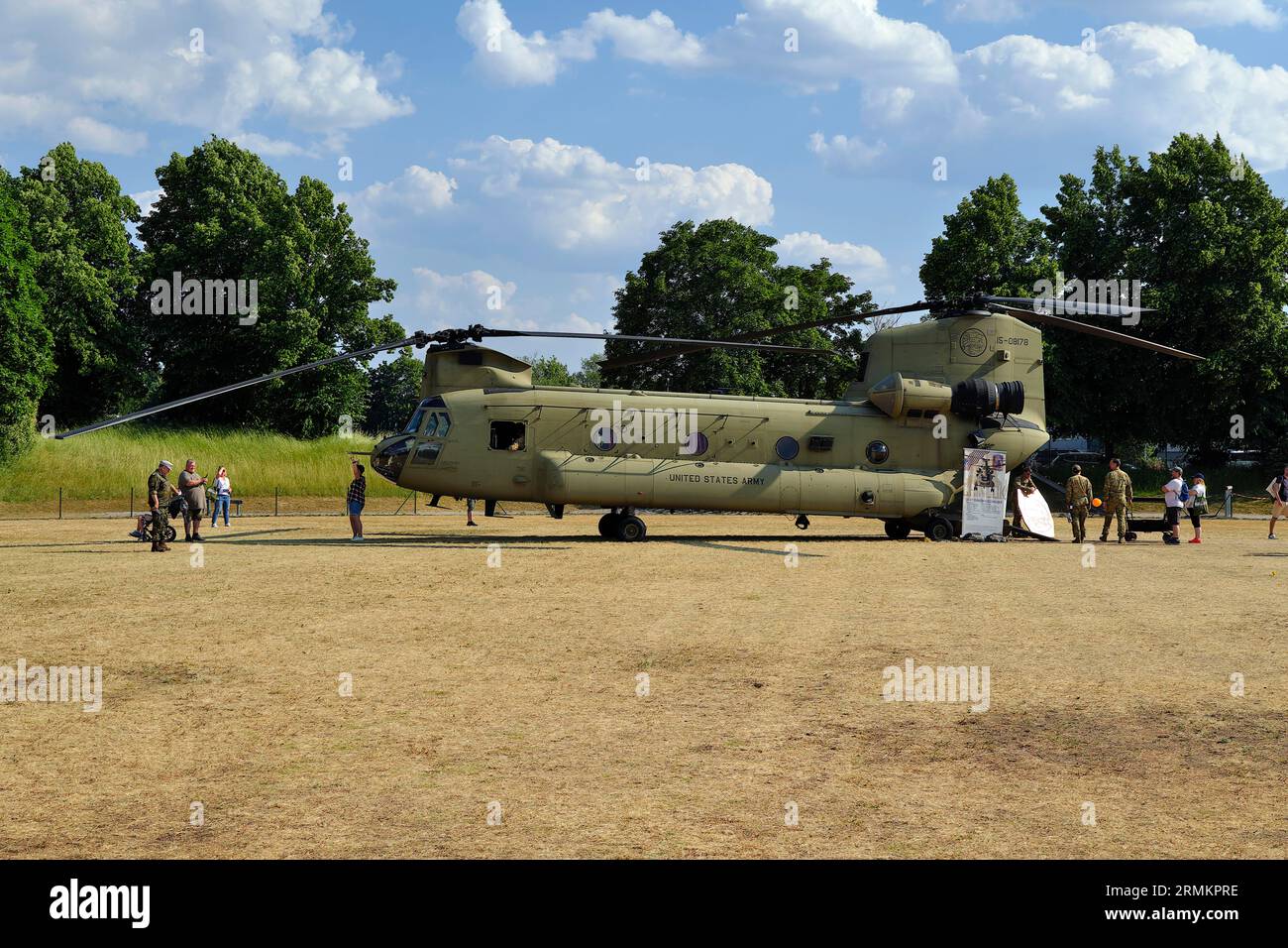 Boeing CH-47 Chinook, US Army twin-engine transport helicopter with ...