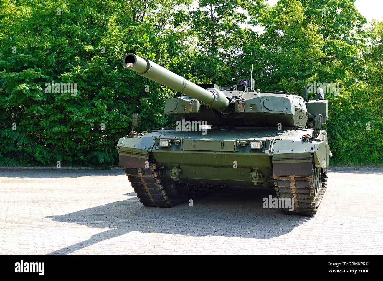 Battle tank LEOPARD 2 from the front, Bundeswehr Day, Munich, Bavaria ...
