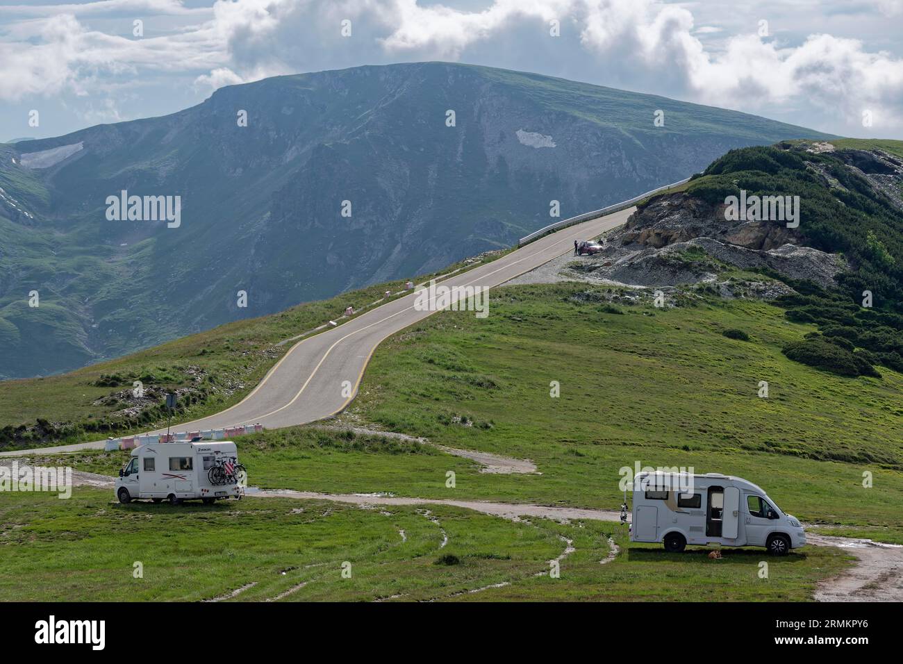 Motorhomes on the Transalpina high road at Papusa Peak, behind them the ...