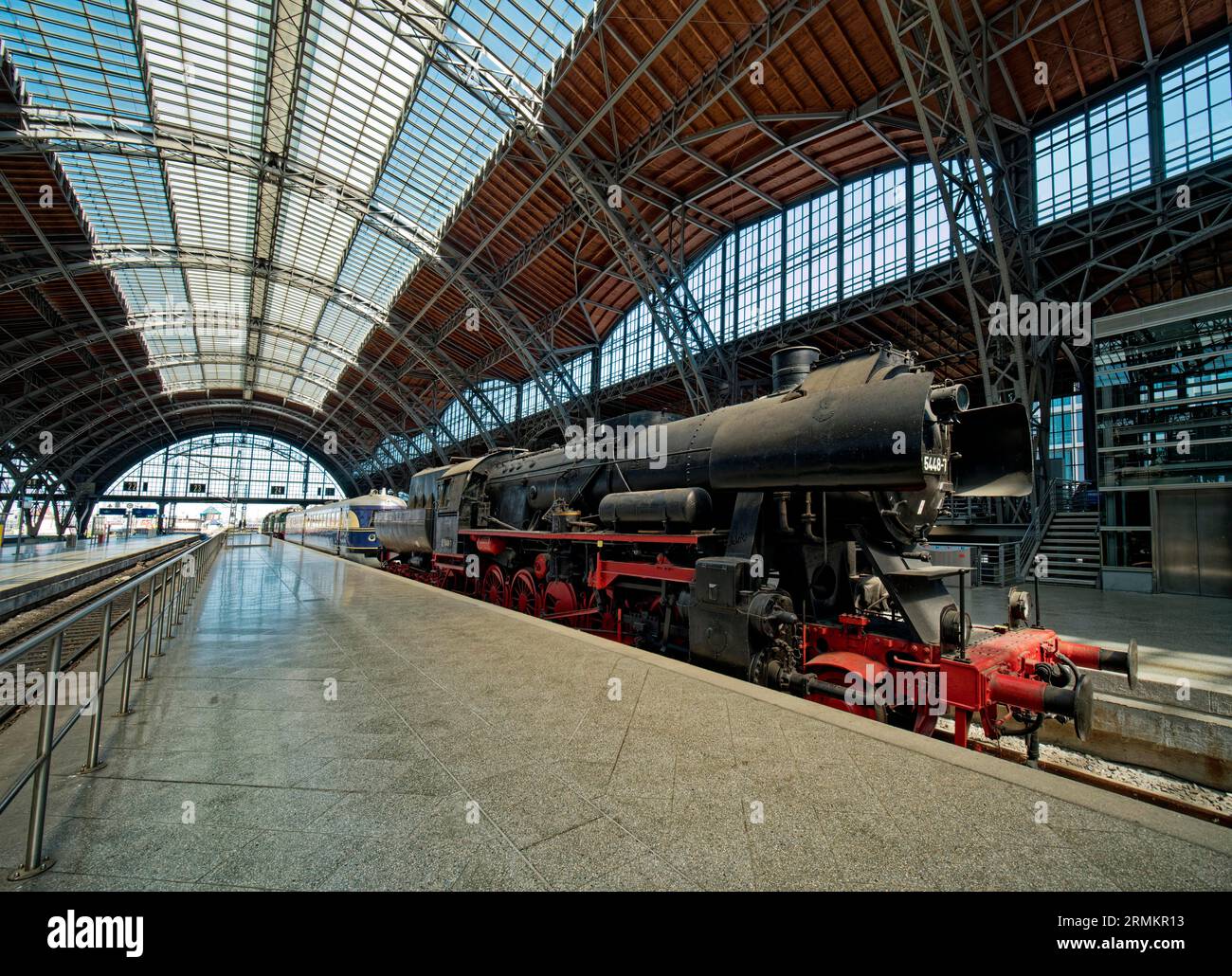 Museum track 24 with historic trains, Leipzig main station, interior ...
